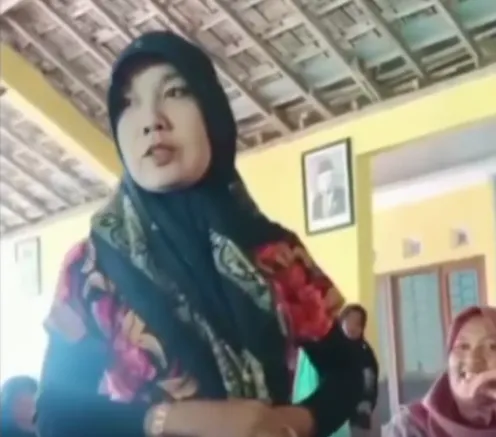 Viral Emak-Emak Terima Bansos Pakai Emas Serenteng, Auto Disoraki Warga