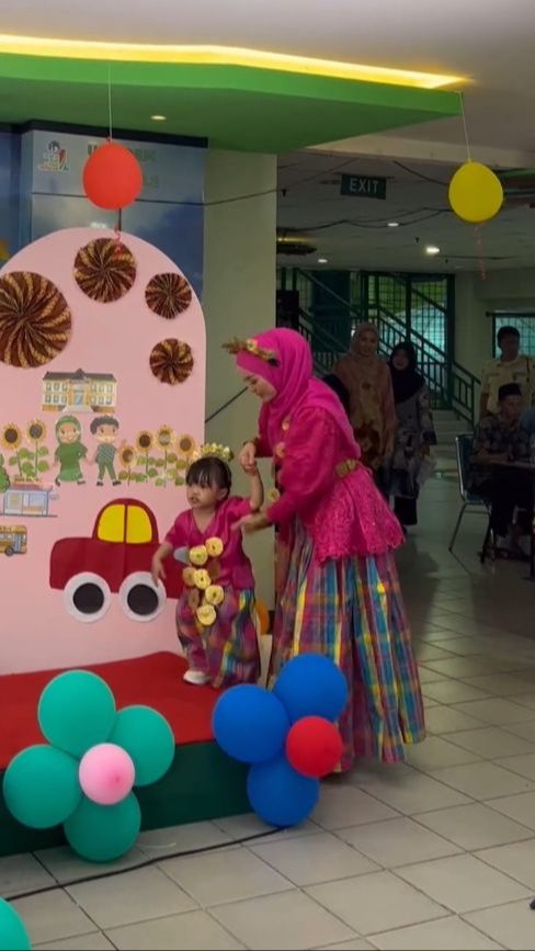 Potret Penampilan Zaskia Gotik saat Temani Arsila Fashion Show di Sekolah, Disebut Mirip Inara Rusli