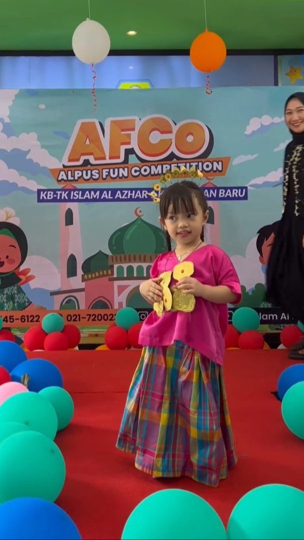 Potret Penampilan Zaskia Gotik saat Temani Arsila Fashion Show di Sekolah, Disebut Mirip Inara Rusli