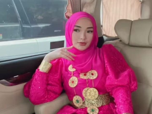 Potret Penampilan Zaskia Gotik saat Temani Arsila Fashion Show di Sekolah, Disebut Mirip Inara Rusli