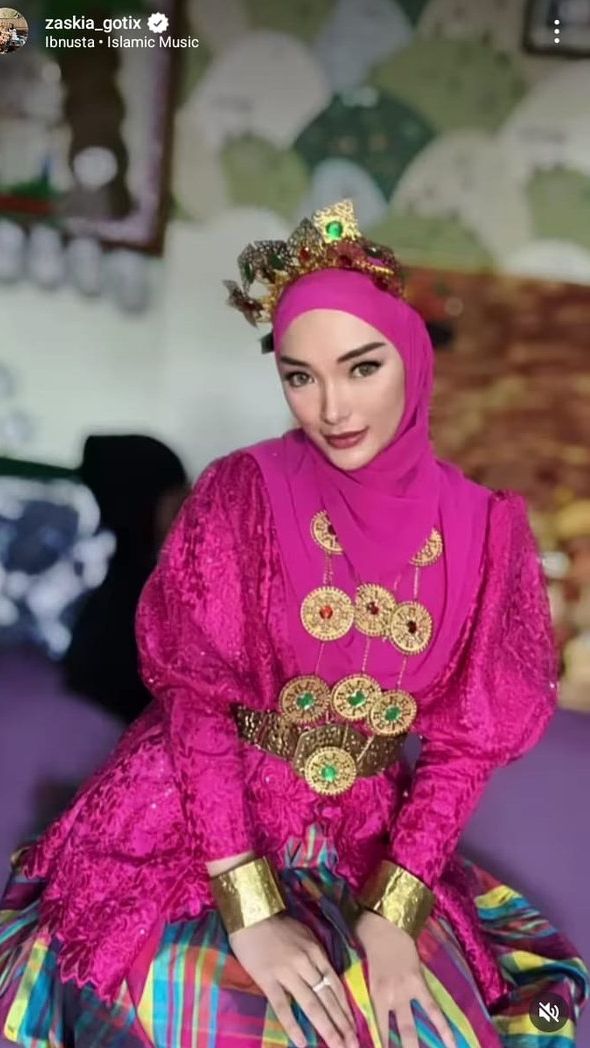 Potret Penampilan Zaskia Gotik saat Temani Arsila Fashion Show di Sekolah, Disebut Mirip Inara Rusli