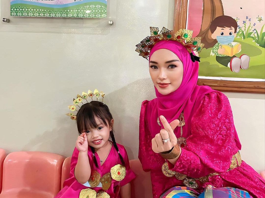 Potret Penampilan Zaskia Gotik saat Temani Arsila Fashion Show di Sekolah, Disebut Mirip Inara Rusli