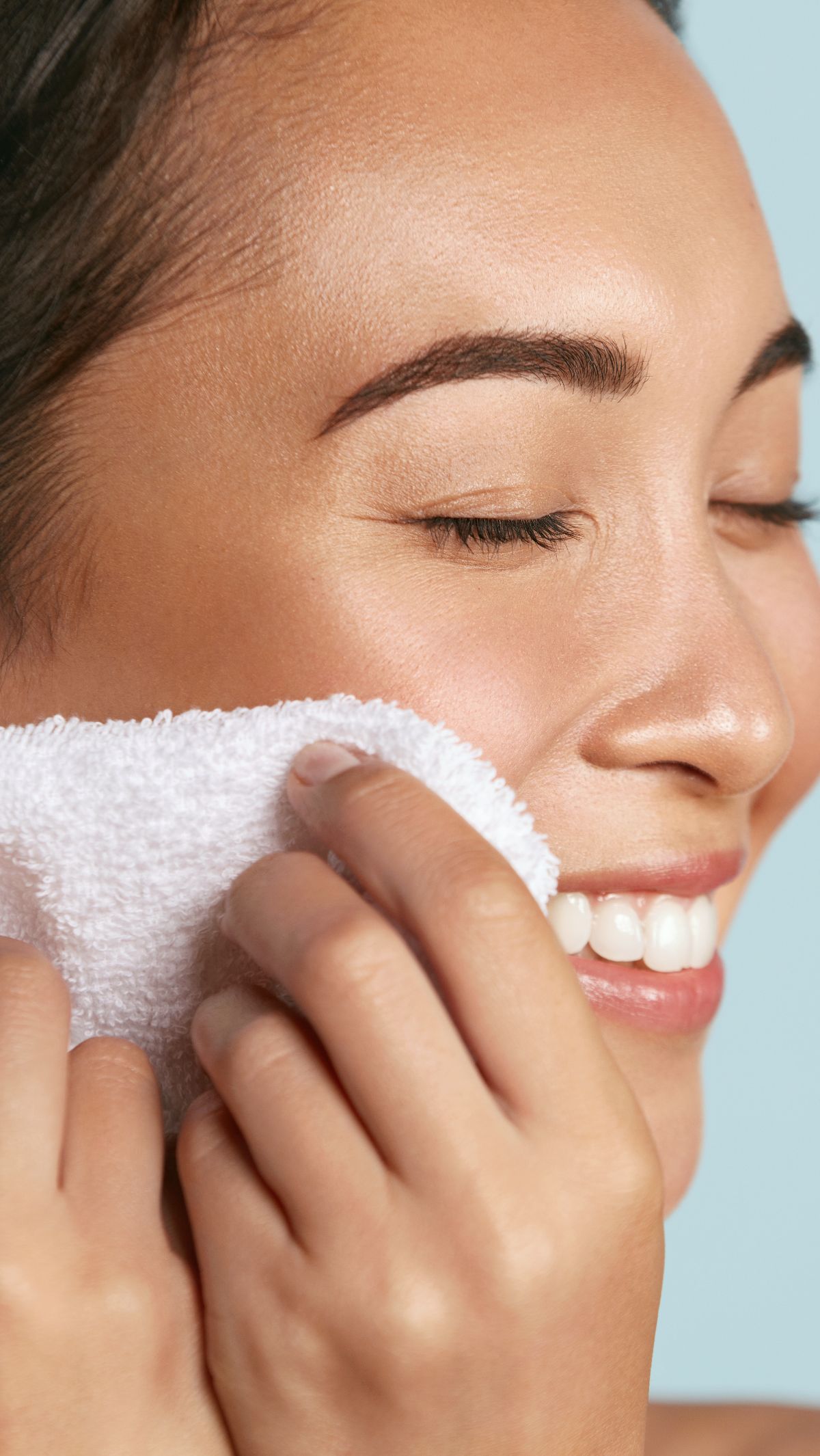 Bersihkan Wajah Pakai Handuk Basah Bisa Bantu Kulit Lebih Bersinar?