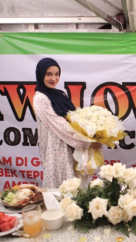Potret Dinner Romantis Shireen Sungkar-Teuku Wisnu Rayakan 10 Tahun Pernikahan di Pecel Lele ...