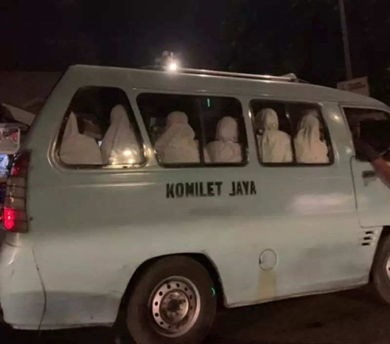 10 Potret Tingkah Emak-emak saat Naik Angkot, Lucu Banget Tapi Cukup ... 10 Potret Tingkah Emak-emak saat Naik Angkot, Lucu Banget Tapi Cukup ...