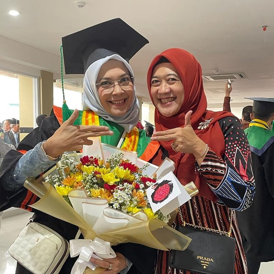 Momen Bahagia Eksanti Akhirnya Raih Gelar Sarjana di Usia 52 Tahun, Tak Gentar Selesaikan Kuliah ...