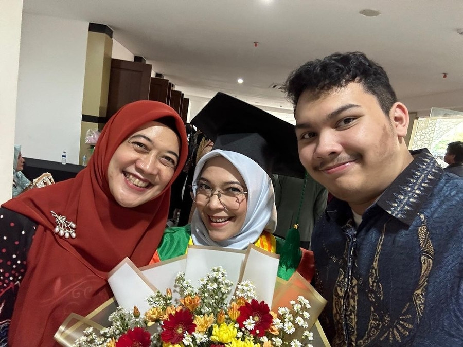 Momen Bahagia Eksanti Akhirnya Raih Gelar Sarjana di Usia 52 Tahun, Tak Gentar Selesaikan Kuliah ...