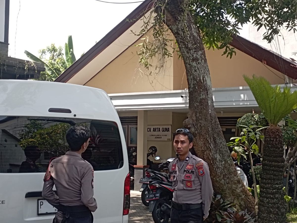 Kasus OTT Kajari Bondowoso, KPK Geledah Kantor Kontraktor Jalan di Jember Kasus OTT Kajari Bondowoso, KPK Geledah Kantor Kontraktor Jalan di Jember