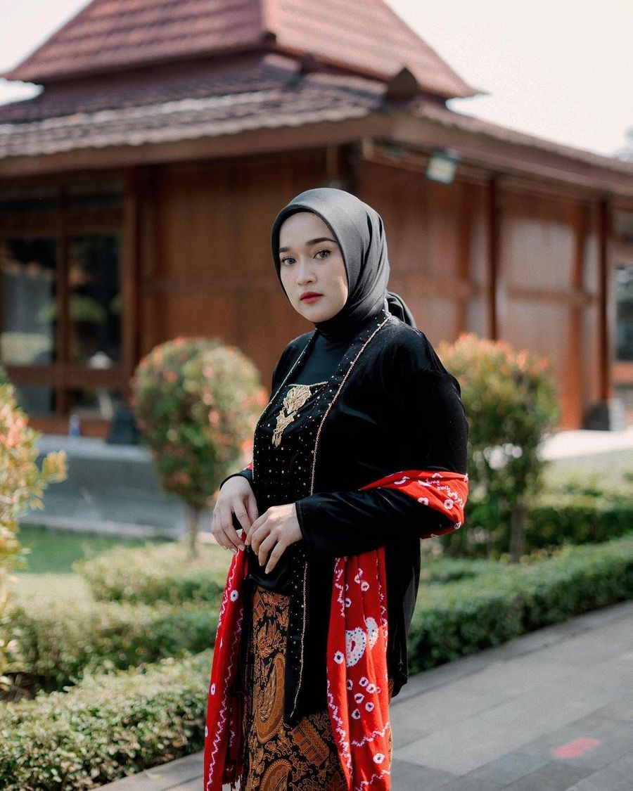 Didoakan Netizen Bahagia, 6 Gaya Pemotretan Ririe Fairus Saat Pakai Kebaya Kutu Baru