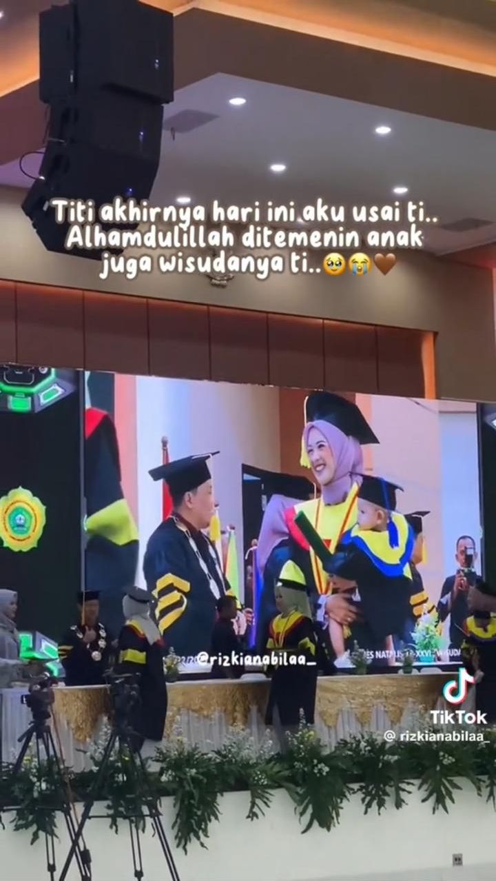Viral Momen Wisudawati Gendong Anak saat Terima Ijazah, Warganet ...