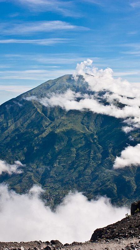 Beberapa Gunung di Indonesia ini Mitosnya Jadi Lokasi Pasar Setan