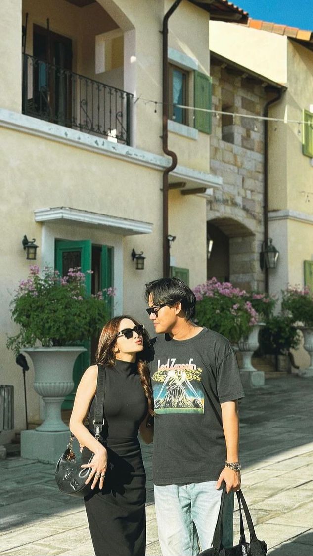 Disebut Pancarkan Vibes Pasangan Suami Istri, Berikut 10 Potret ...