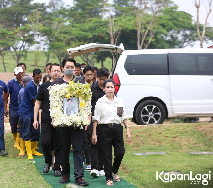 10 Momen Edric Tjandra saat Antarkan Jenazah Sang Ayah ke Tempat ...