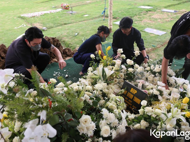 10 Momen Edric Tjandra saat Antarkan Jenazah Sang Ayah ke Tempat ...
