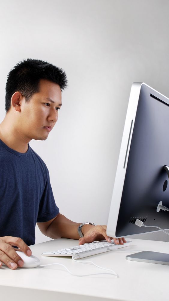 Laptop atau Komputer, Mana yang Paling Cocok Buat Anak Kuliah?