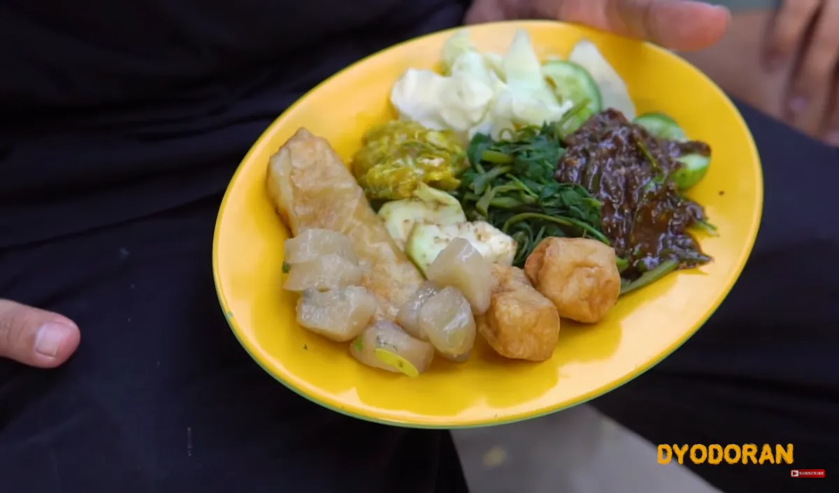 Mencicipi Uniknya Rujak Jaran yang Legendaris di Cirebon, Isinya Sayur ...