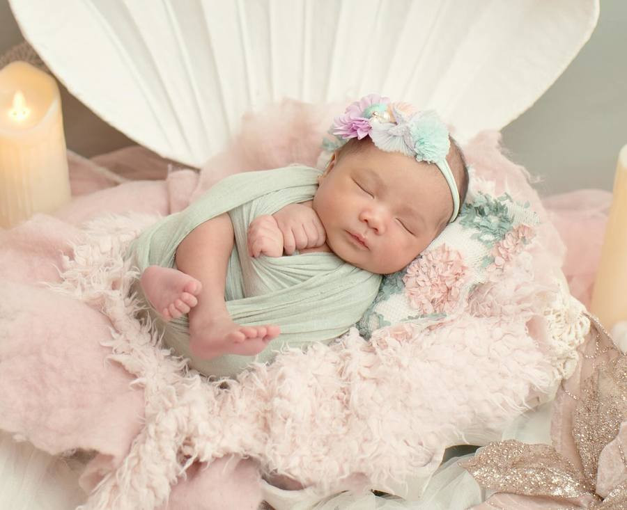 7 Potret Hasil Newborn Photoshoot Baby Azura, Sudah Siap Jadi ...