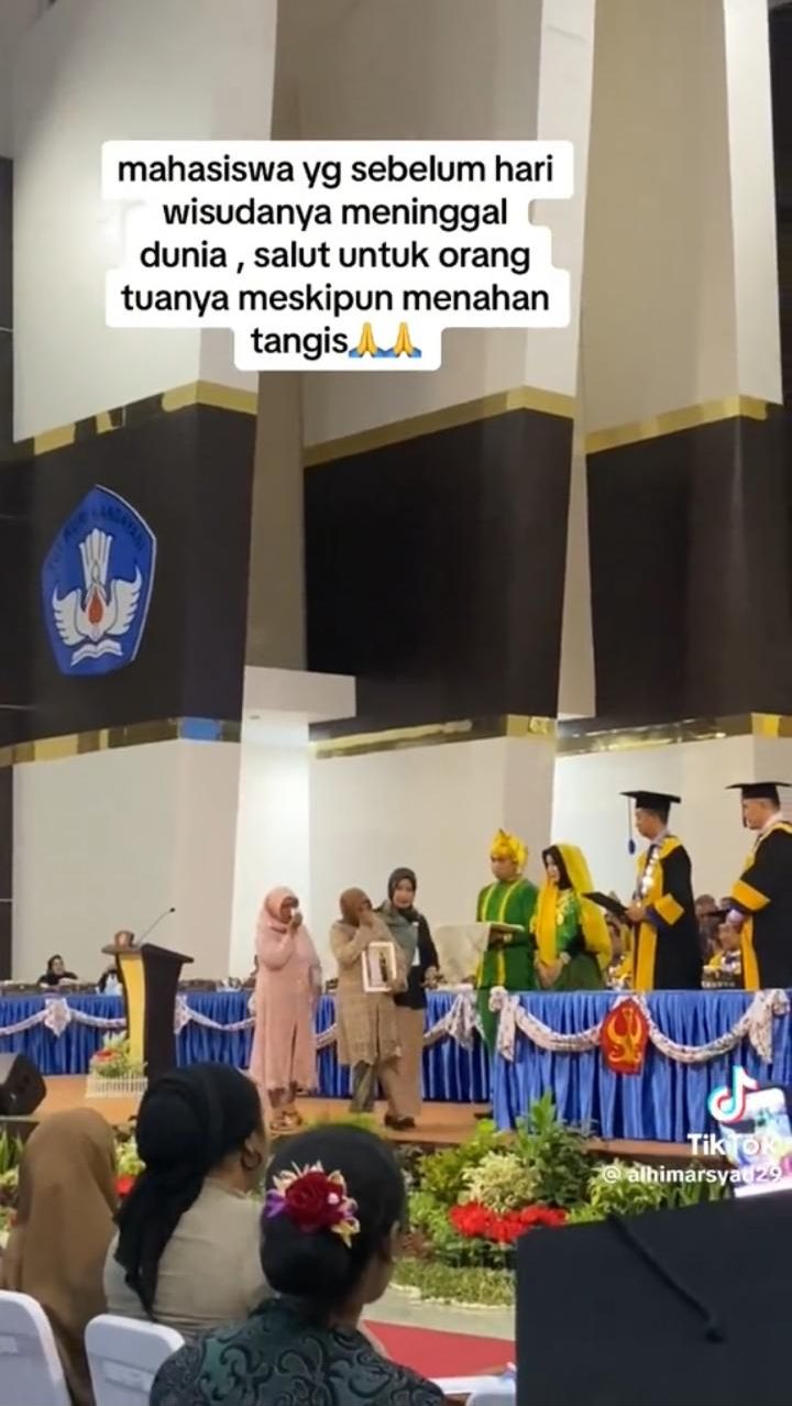 Menahan Tangis, Ini Momen Haru Ibu di Palu Wakili Putrinya yang Meninggal Sebelum Wisuda