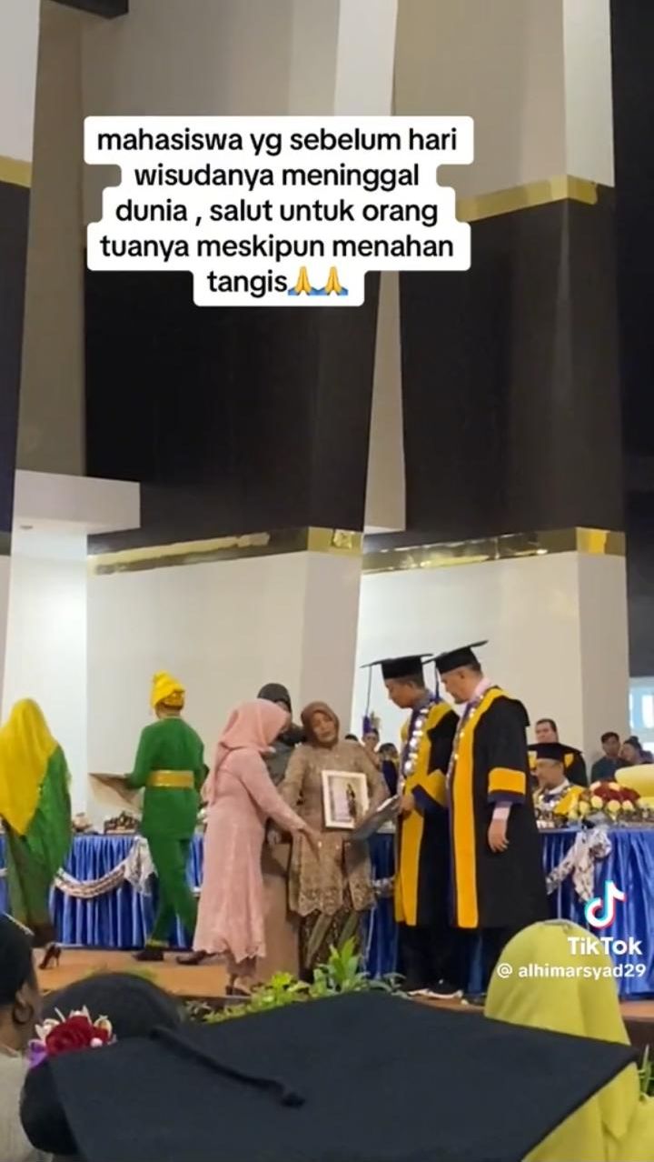 Menahan Tangis, Ini Momen Haru Ibu di Palu Wakili Putrinya yang Meninggal Sebelum Wisuda