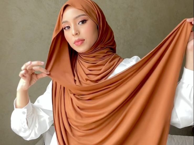 Tutorial Pashmina Ala Heidy, Mama Ucel yang Viral di Tiktok | Dream.co.id