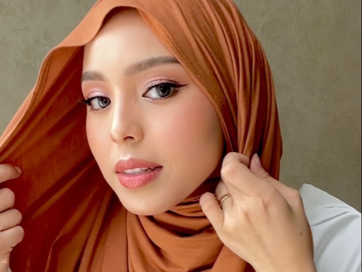 Tutorial Pashmina Ala Heidy, Mama Ucel yang Viral di Tiktok | Dream.co.id