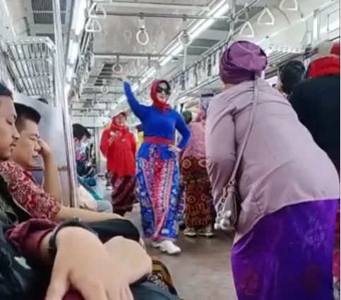 Viral!Emak-Emak Fashion Show di KRL Bak Model, Ambil Video Malah Lupa Direkam | Dream.co.id