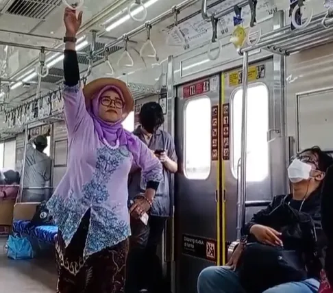 Viral!Emak-Emak Fashion Show di KRL Bak Model, Ambil Video Malah Lupa Direkam | Dream.co.id