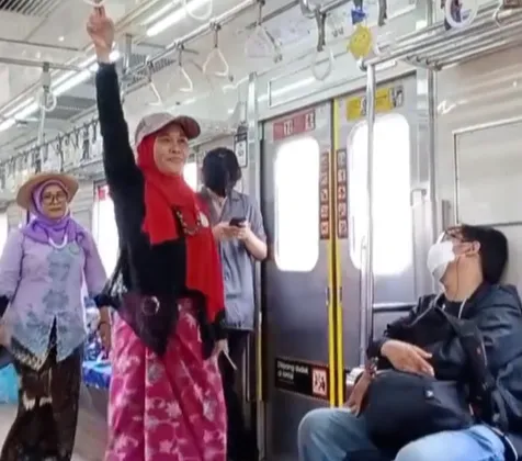Viral!Emak-Emak Fashion Show di KRL Bak Model, Ambil Video Malah Lupa Direkam | Dream.co.id