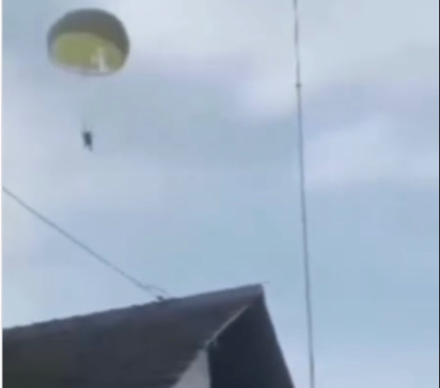Viral Momen Penerjun Payung TNI Mendarat di Atap Rumah Warga, Parasut ...