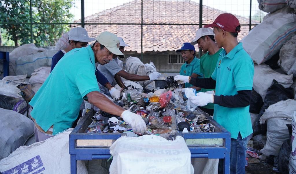 FOTO: BRI Peduli dan Yayasan Bening Saguling Ajak Masyarakat Tepi Sungai Citarum Kelola Sampah