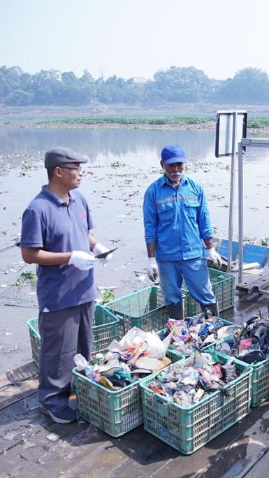 FOTO: BRI Peduli dan Yayasan Bening Saguling Ajak Masyarakat Tepi Sungai Citarum Kelola Sampah