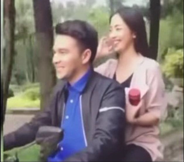 Potret Ririn Dwi Ariyanti Dirangkul Jonathan Frizzi Tuai Sorotan