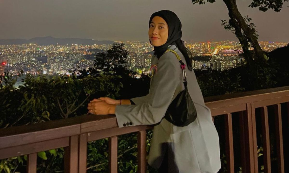 Potret Cantik Megawati Hangestri dengan Kerudung Hitam saat di Luar ...