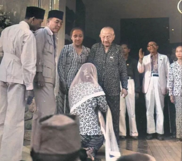 Gambaran Surga Ada di Telapak Kaki Ibu, Setiap Pulang ke Blitar Bung Karno Sungkem pada Ida Ayu ...