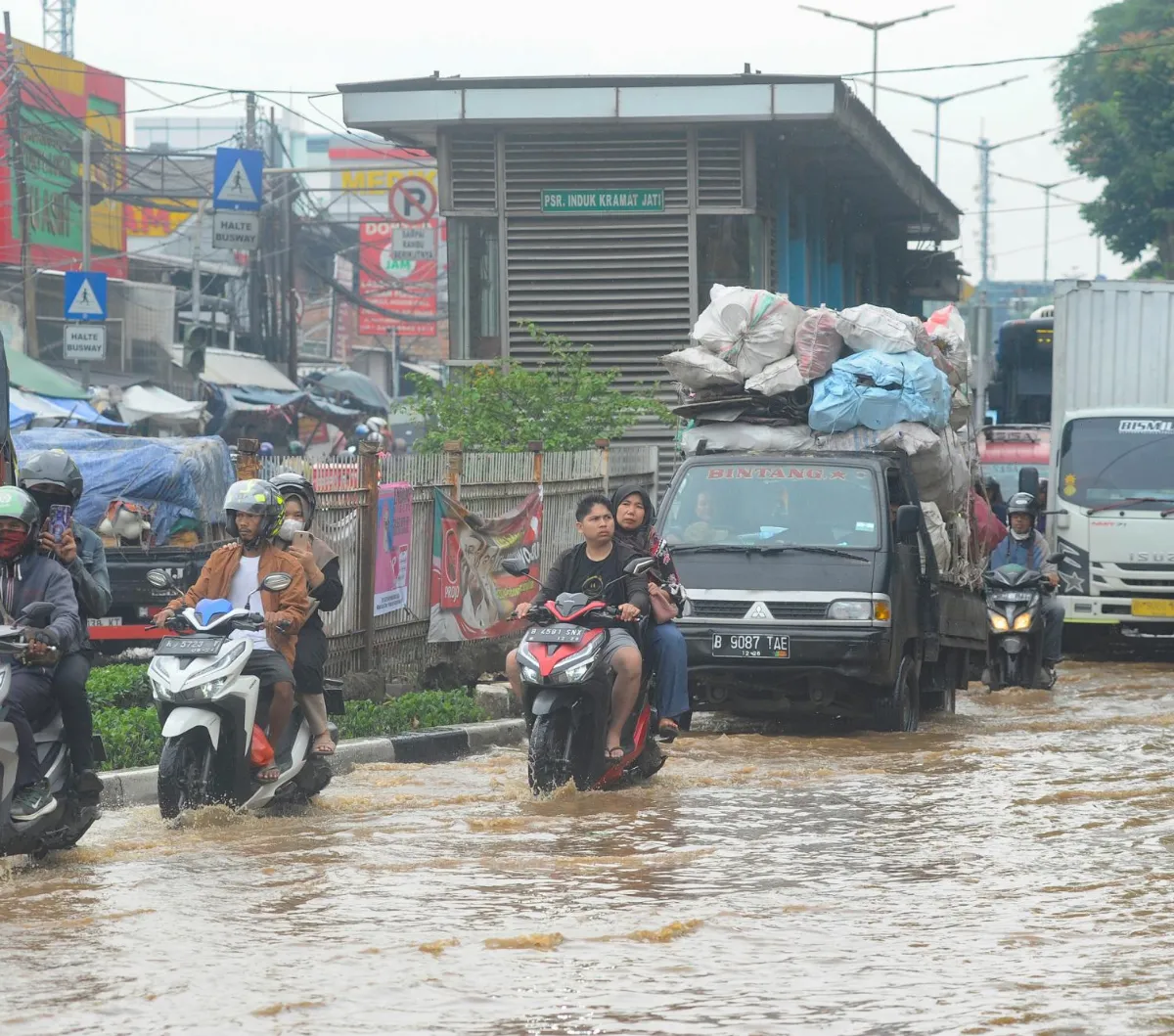 FOTO: Luapan Air Kali Baru di Depan Pasar Induk Kramat Jati Banjiri Jalan Raya Bogor, Lalu ...