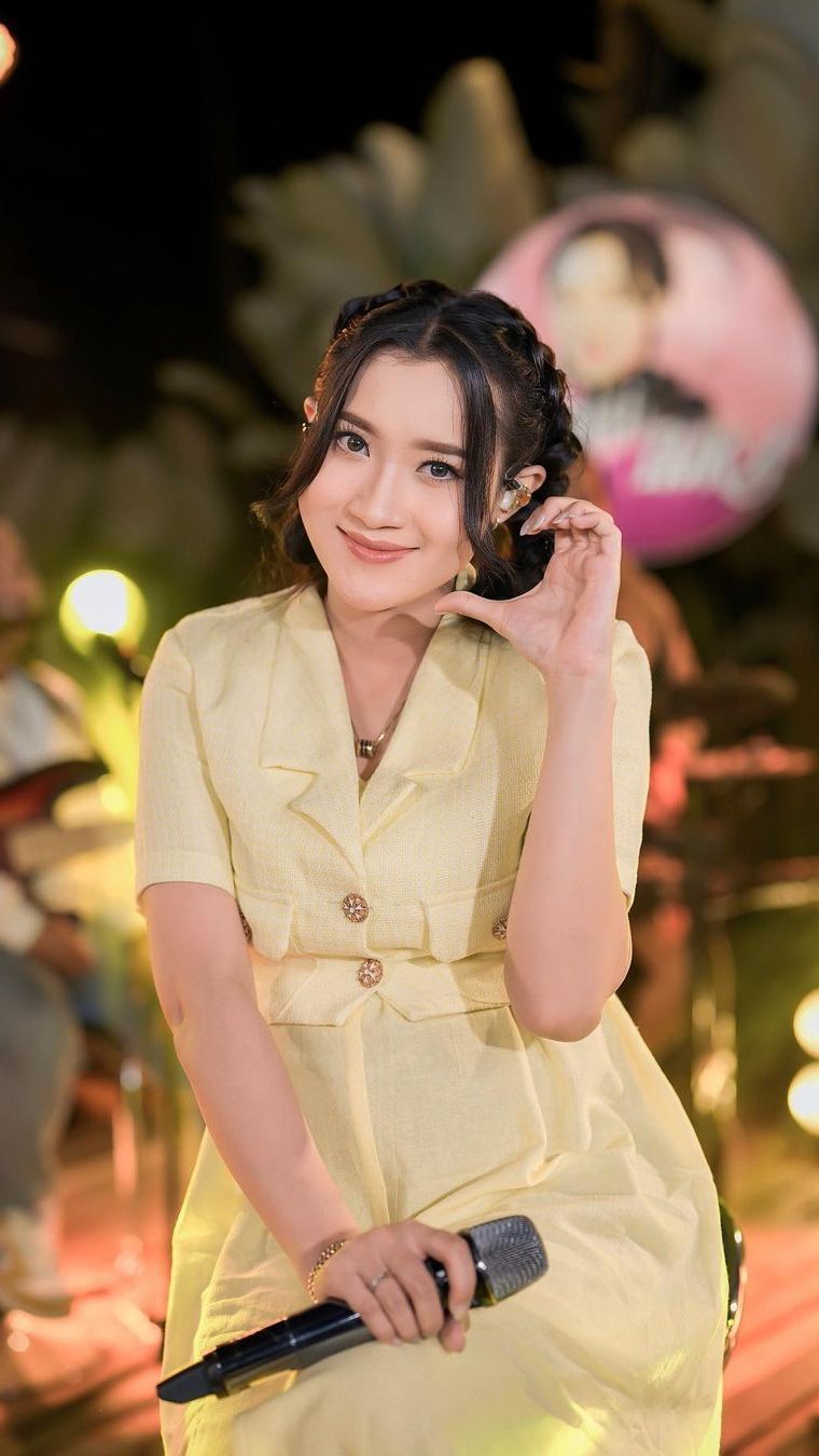 6 Potret Yeni Inka yang Aktif Bernyanyi Lagi Usai Melahirkan