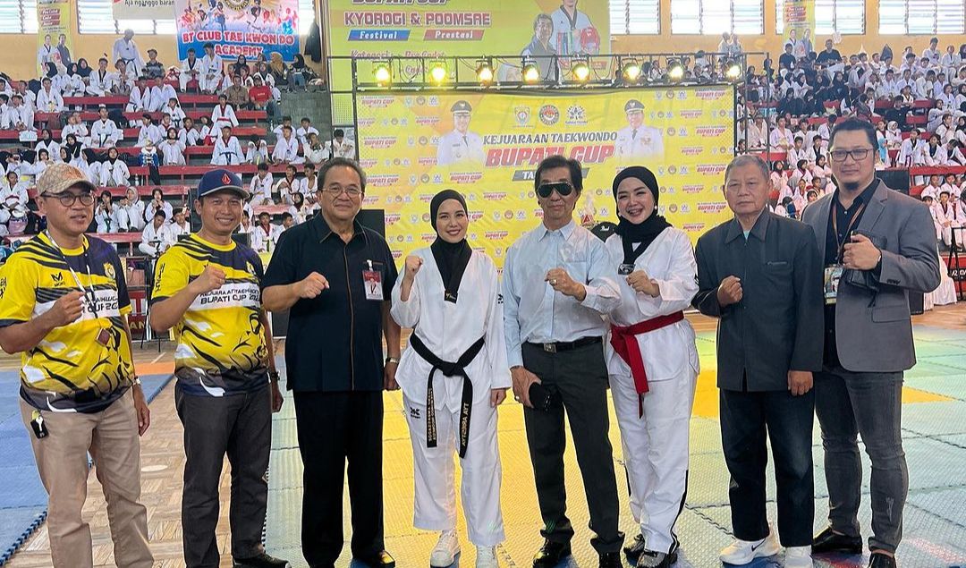 Bocah Perempuan Berbaju Garis Garis Ini Artis Terkenal Dan Jadi Duta