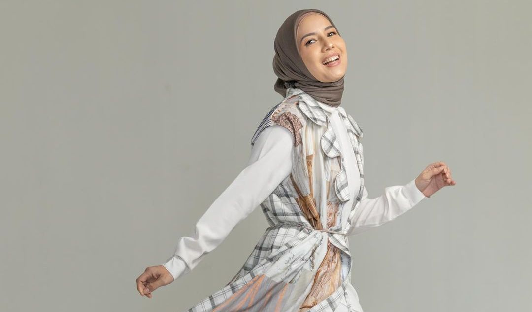 Bocah Perempuan Berbaju Garis Garis Ini Artis Terkenal Dan Jadi Duta