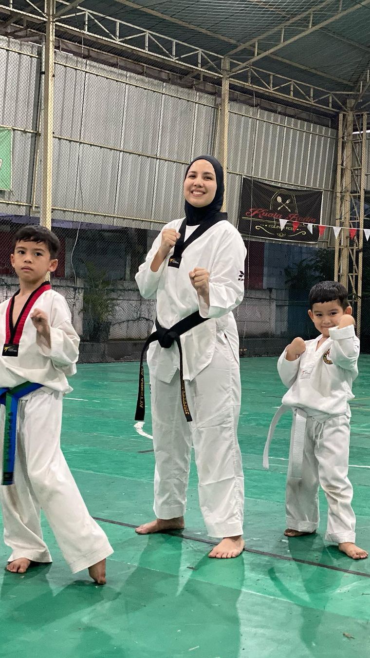 Bocah Perempuan Berbaju Garis Garis Ini Artis Terkenal Dan Jadi Duta