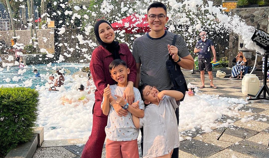 Bocah Perempuan Berbaju Garis Garis Ini Artis Terkenal Dan Jadi Duta