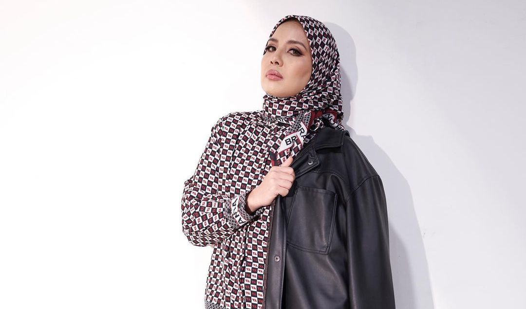 Bocah Perempuan Berbaju Garis Garis Ini Artis Terkenal Dan Jadi Duta