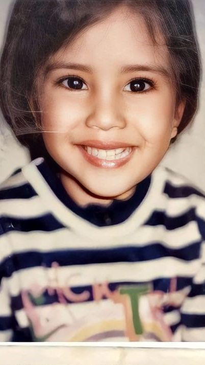 Bocah Perempuan Berbaju Garis Garis Ini Artis Terkenal Dan Jadi Duta