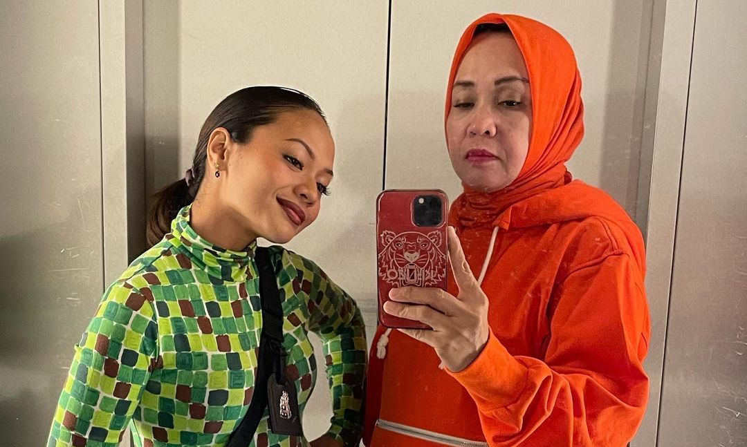 Potret Amel Carla dan Sang Ibu: Mama Oktarina Outfitnya Khas Anak Muda