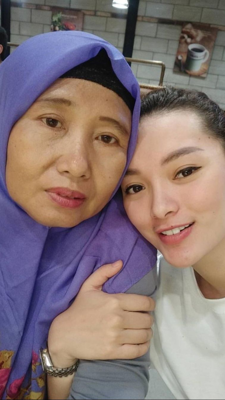 Potret Keakraban Zaskia Gotik dan Sang Ibu: Sederhana dan Apa Adanya
