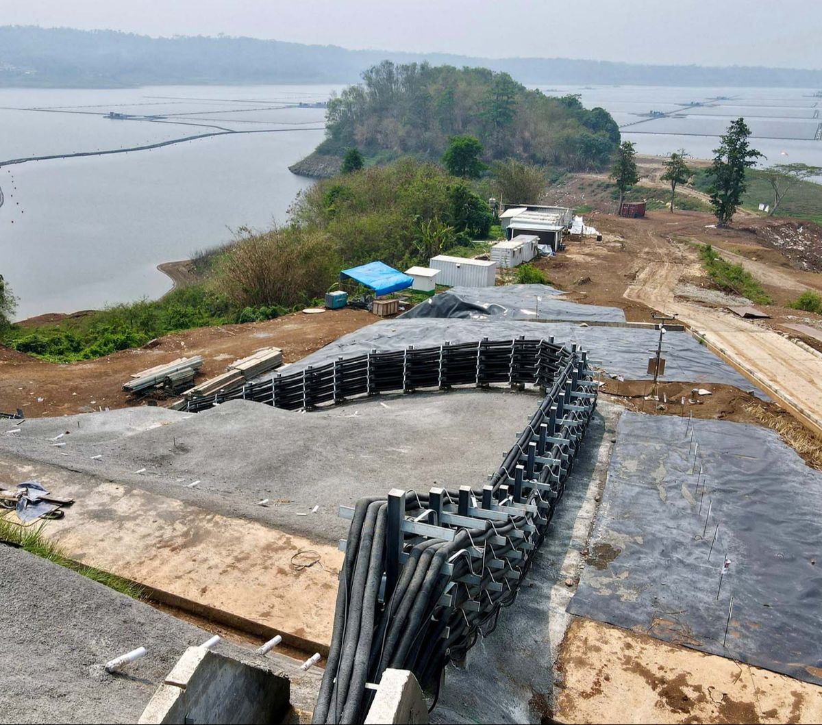 FOTO: Momen Jokowi Resmikan PLTS Apung Terbesar se-Asia Tenggara di Waduk Cirata Purwakarta