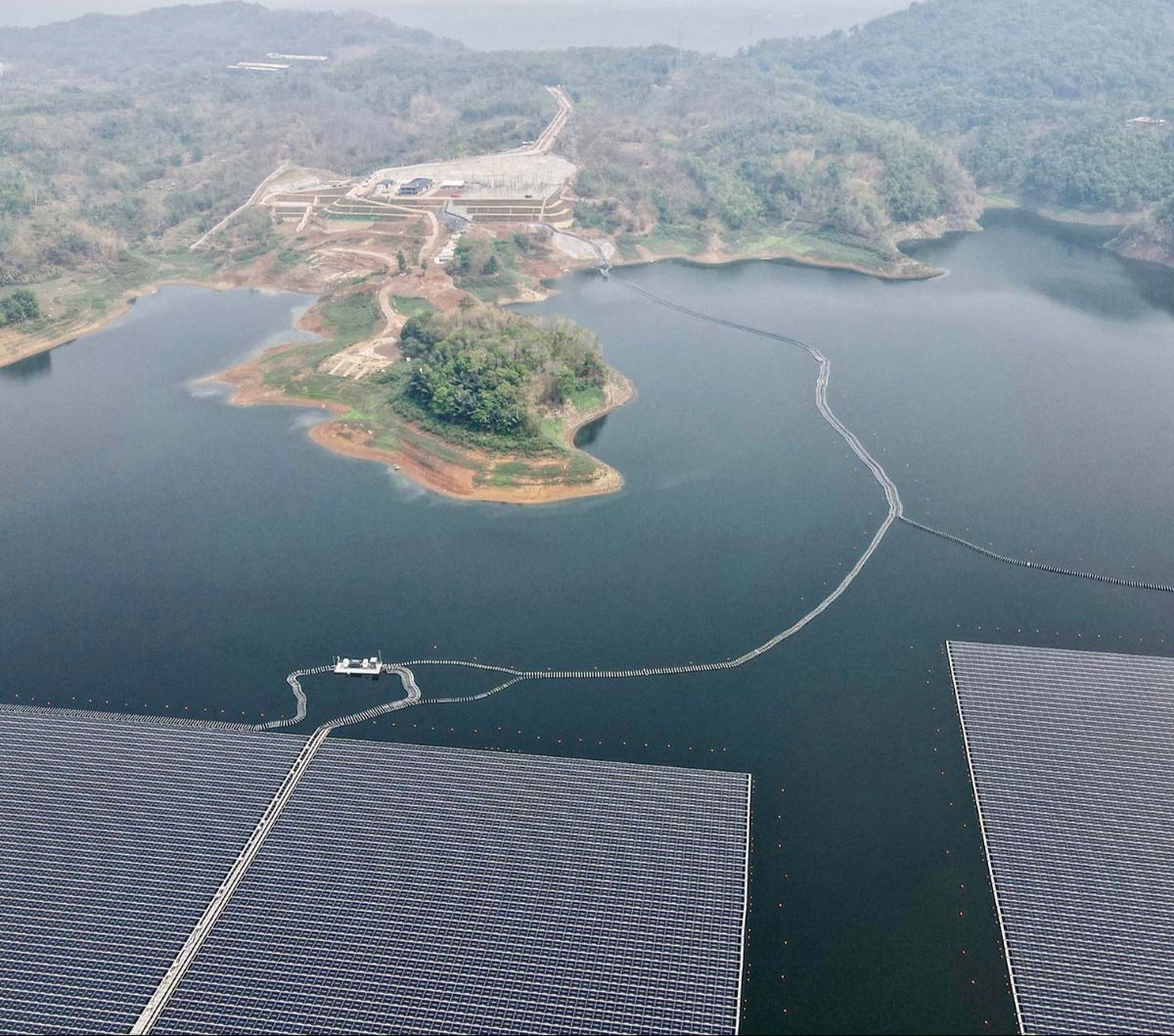 FOTO: Momen Jokowi Resmikan PLTS Apung Terbesar se-Asia Tenggara di Waduk Cirata Purwakarta