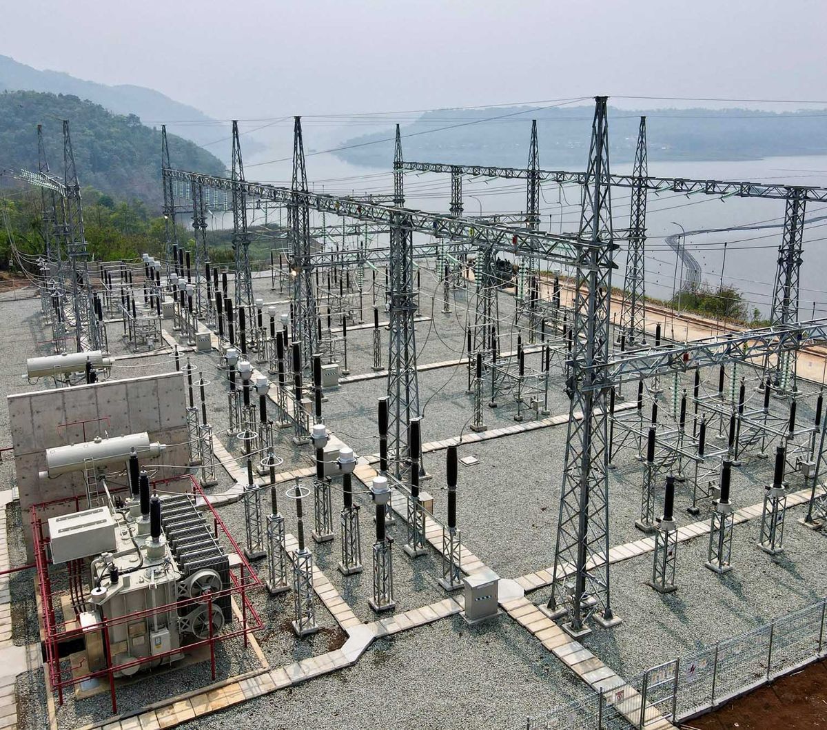 FOTO: Momen Jokowi Resmikan PLTS Apung Terbesar se-Asia Tenggara di Waduk Cirata Purwakarta