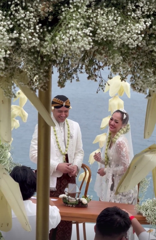 Potret Cantik Bunga Citra Lestari Saat Tiko Aryawardhana Pakaikan Cincin Kawin