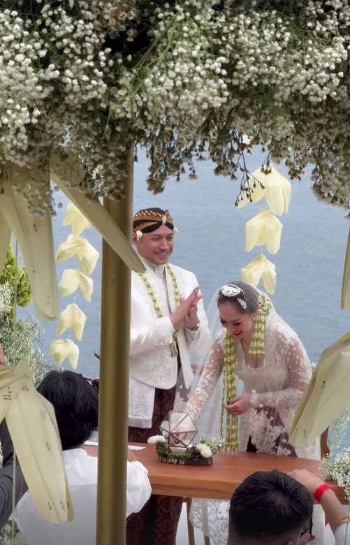 Potret Cantik Bunga Citra Lestari Saat Tiko Aryawardhana Pakaikan Cincin Kawin