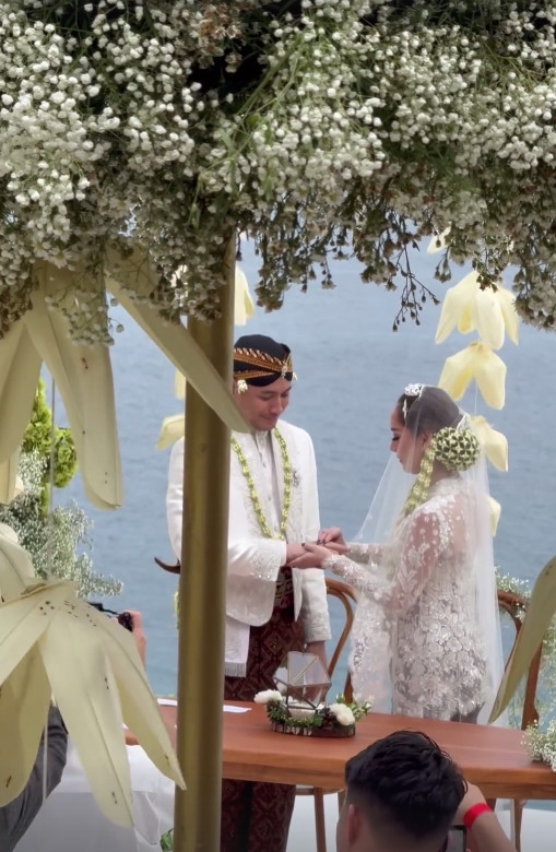 Potret Cantik Bunga Citra Lestari Saat Tiko Aryawardhana Pakaikan Cincin Kawin